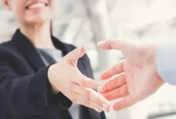 How to Nail the Perfect Handshake - News - Plum Personnel